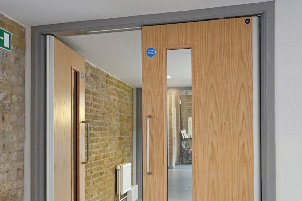 Integral Finger Guard with Concealed Door Closer - Safehinge EN-US