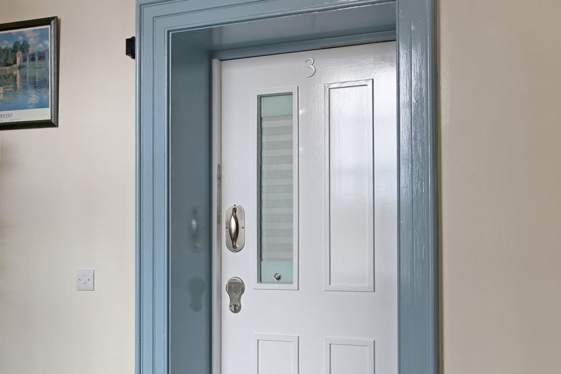 Retrofit anti-barricade doorstop (Movastop) - Safehinge EN-US