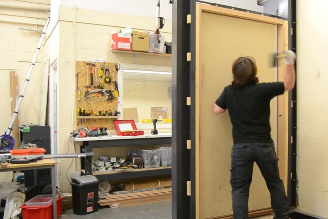 Anti-barricade pivot system - Safehinge EN-US